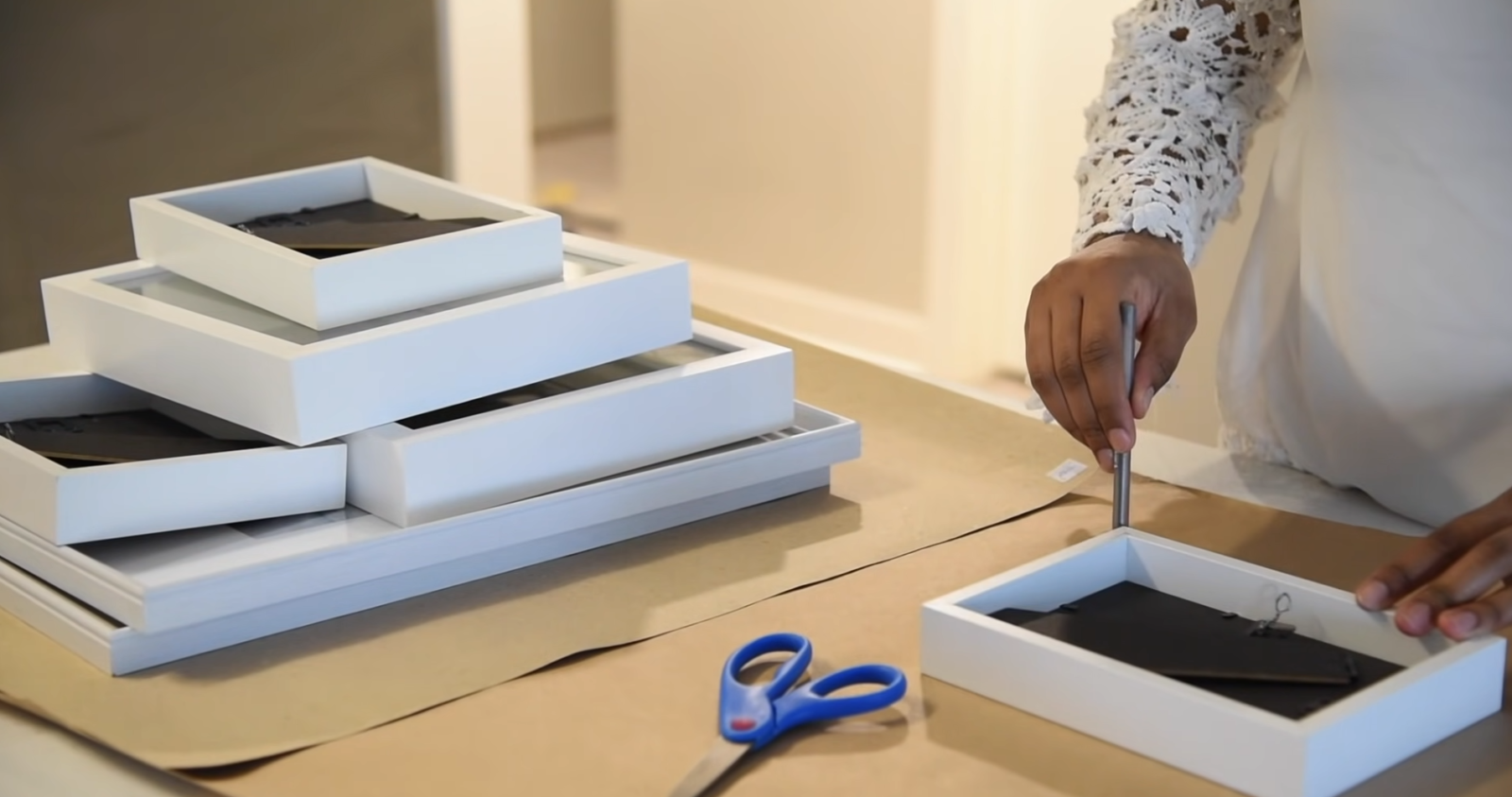 How to Arrange 3 Photo Frames on a Wall? - FotoProfy