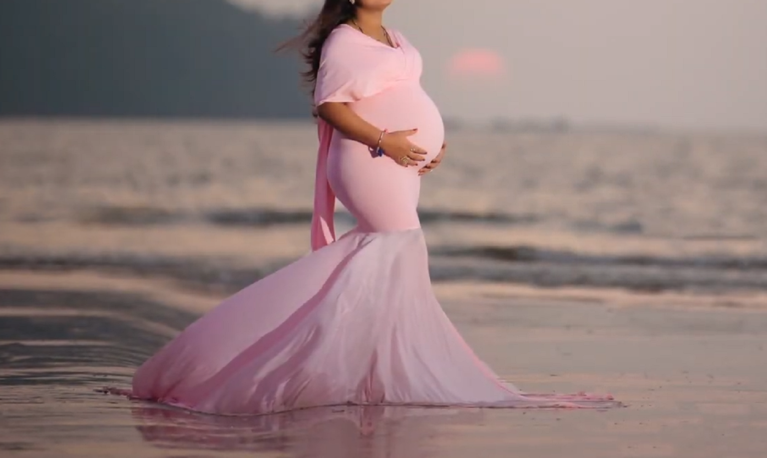 Beach Maternity Photoshoot Ideas - FotoProfy