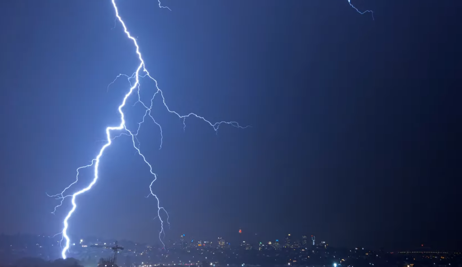 How to Take Pictures of Lightning? - FotoProfy