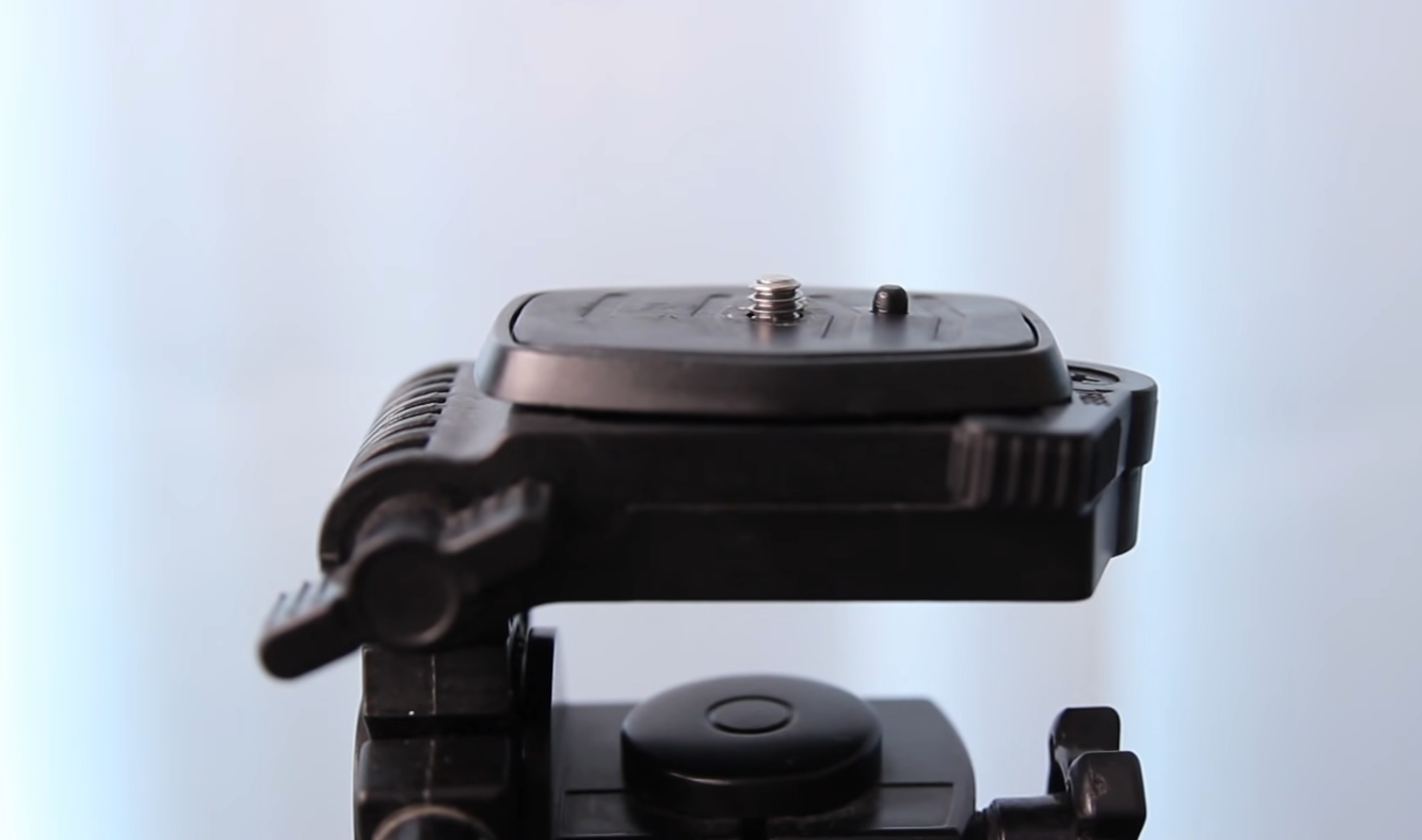 How to Setup a Tripod for a Portrait Photograph? - FotoProfy