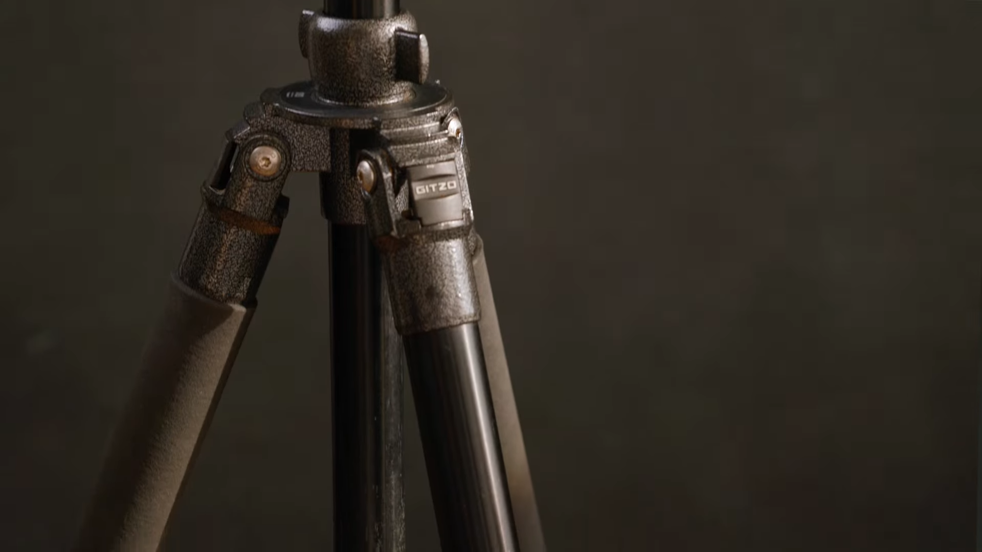 How to Setup a Tripod for a Portrait Photograph? - FotoProfy